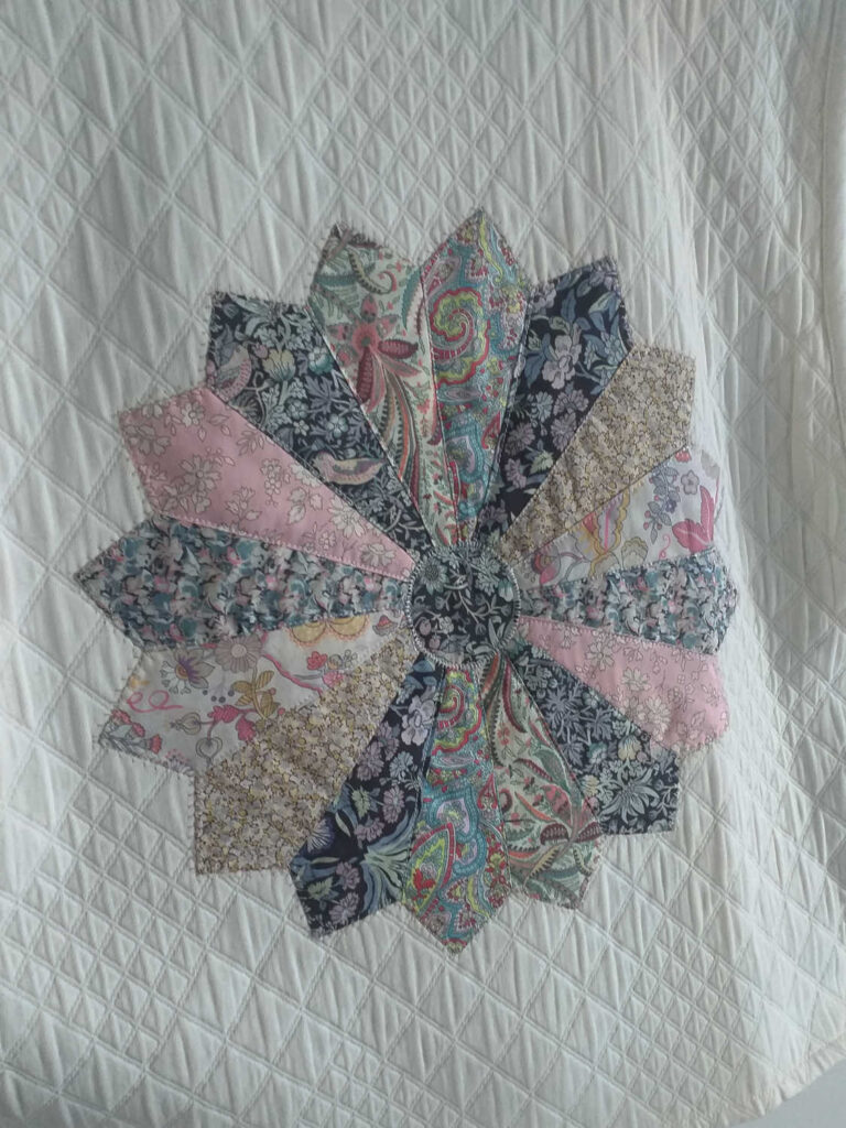 Off-white vest med Liberty patchwork applikation - JANNIEz Design